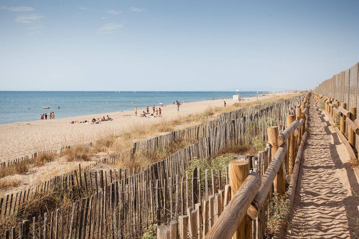 Camping La Plage et le Bord de mer - Vendres, Languedoc Roussillon ...